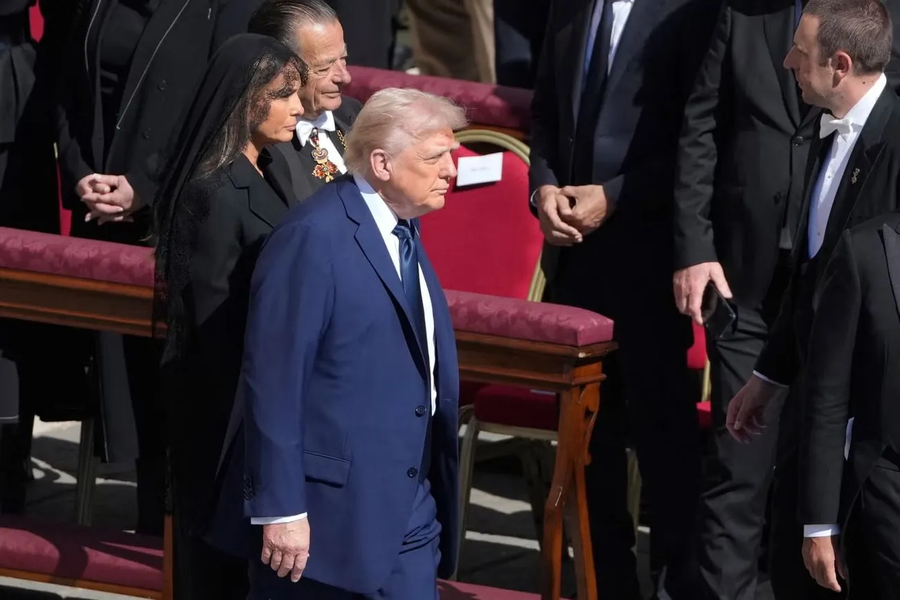 Trump was "accused" of violating the dress code at the Pope's funeral ...