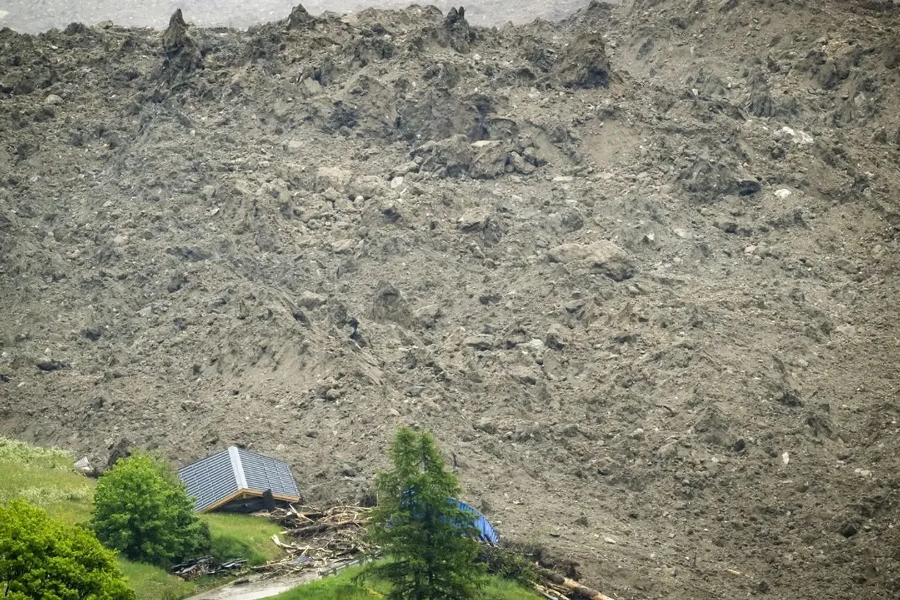 Glacier collapse in Switzerland partially buried an entire village: one ...