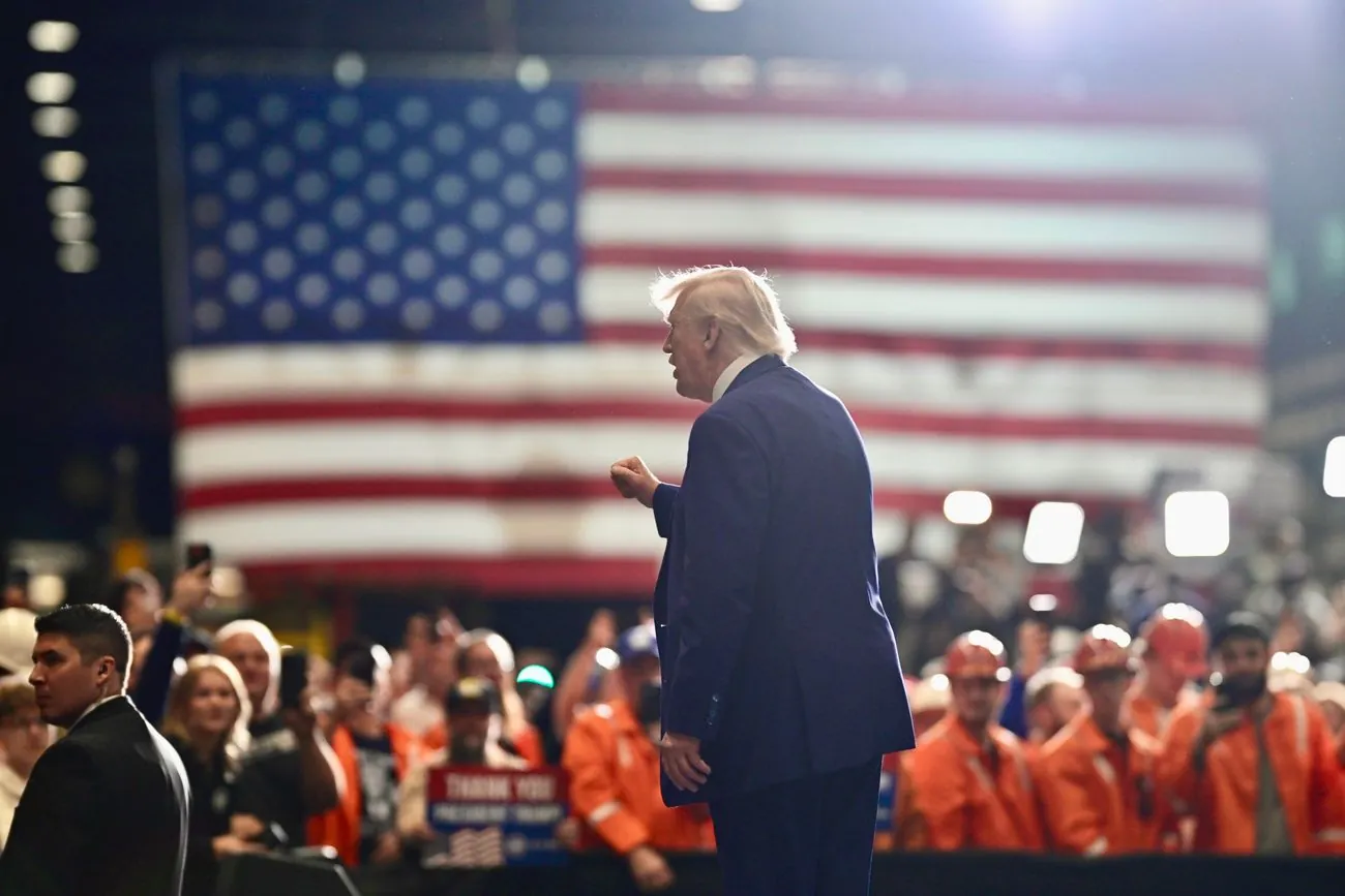 White House has unveiled a new official portrait of Trump with very ...